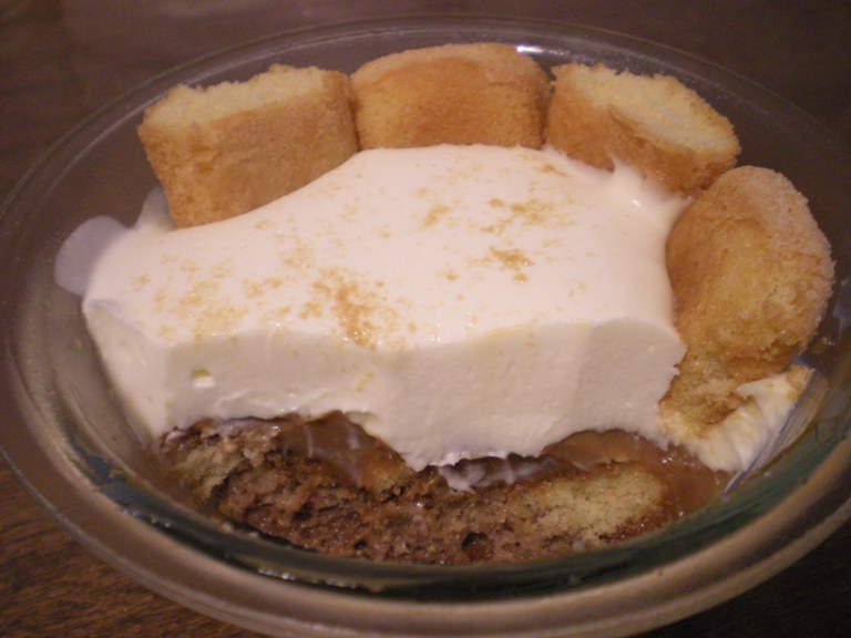 Postre de vainillas, dulce de leche y crema