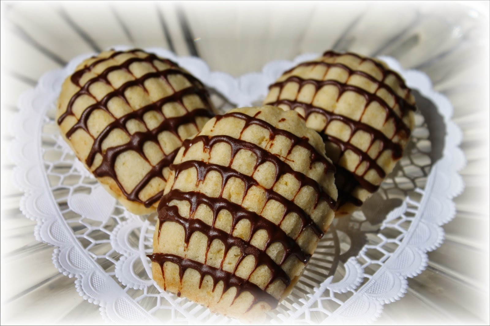The Gingerbread Artist: Shell cookies with chocolate filling