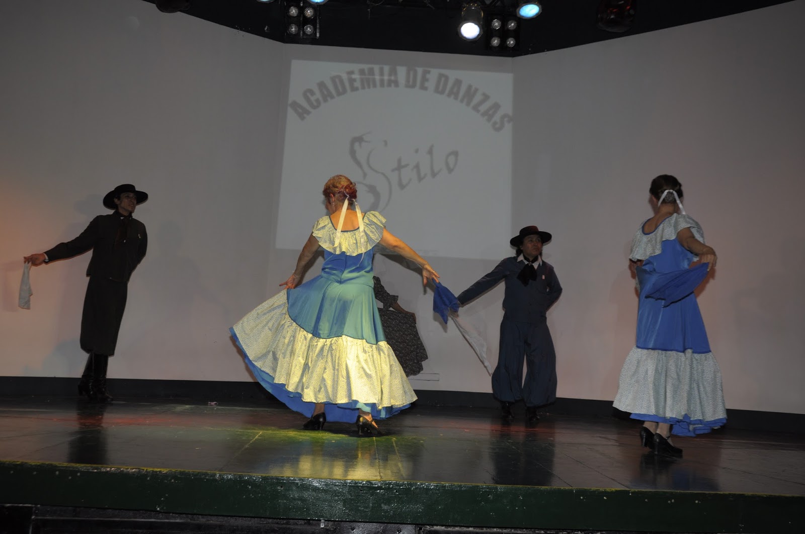 ¿Y Si Hubiera Una Vez?: ¡Aro, aro, aro!