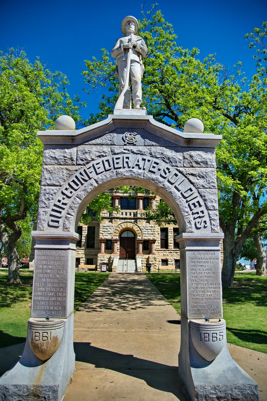 Texas Courthouse Trails : The Courthouse Square: Where Veterans are Honored