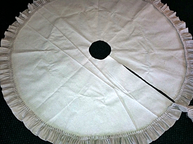 Eat. Sleep. Decorate.: {DIY} Ruffled Tree Skirt