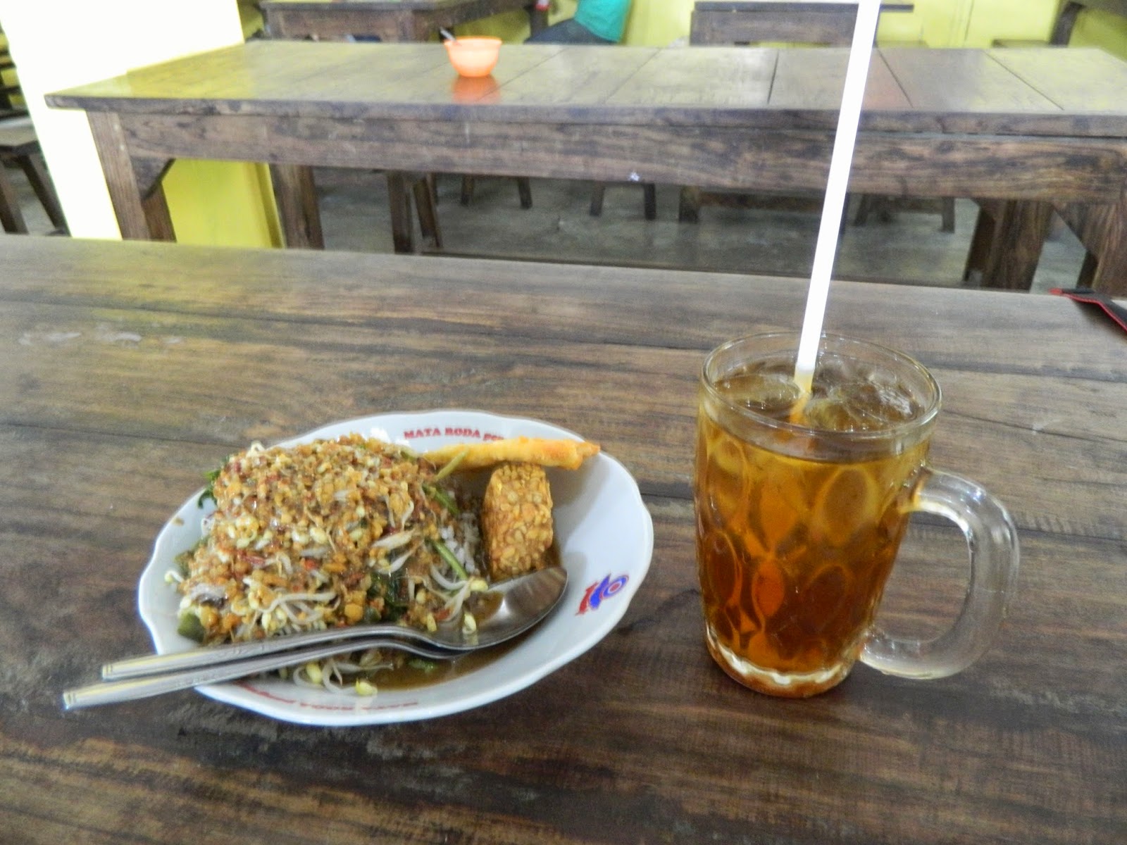 SangPetualang: Kenikmatan Sego Pecel (SGPC) Bu Wiryo 1959