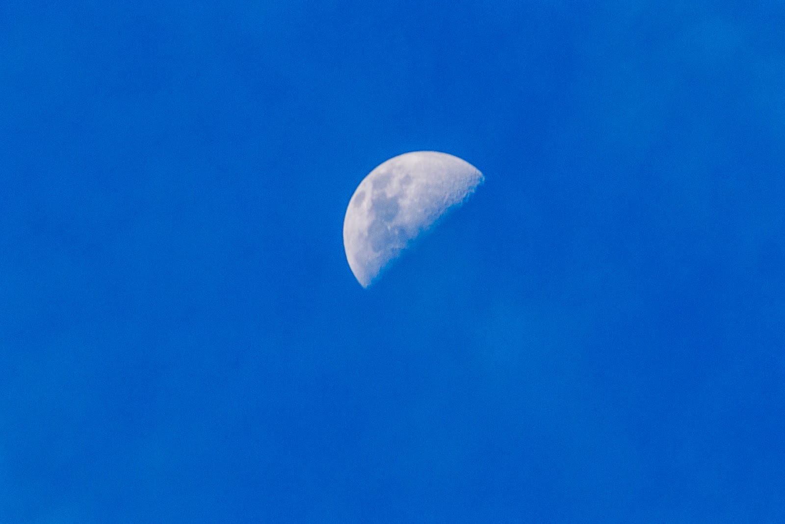 FOTOBLOG MARCEL PEIXOTO: POST 186/2014 - LUA BRILHANDO NO CÉU DA TARDE
