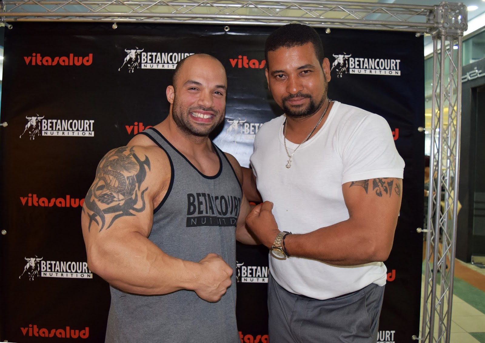 Contundentes exitos presentaciones de pro-IFBB Jon de la Rosa