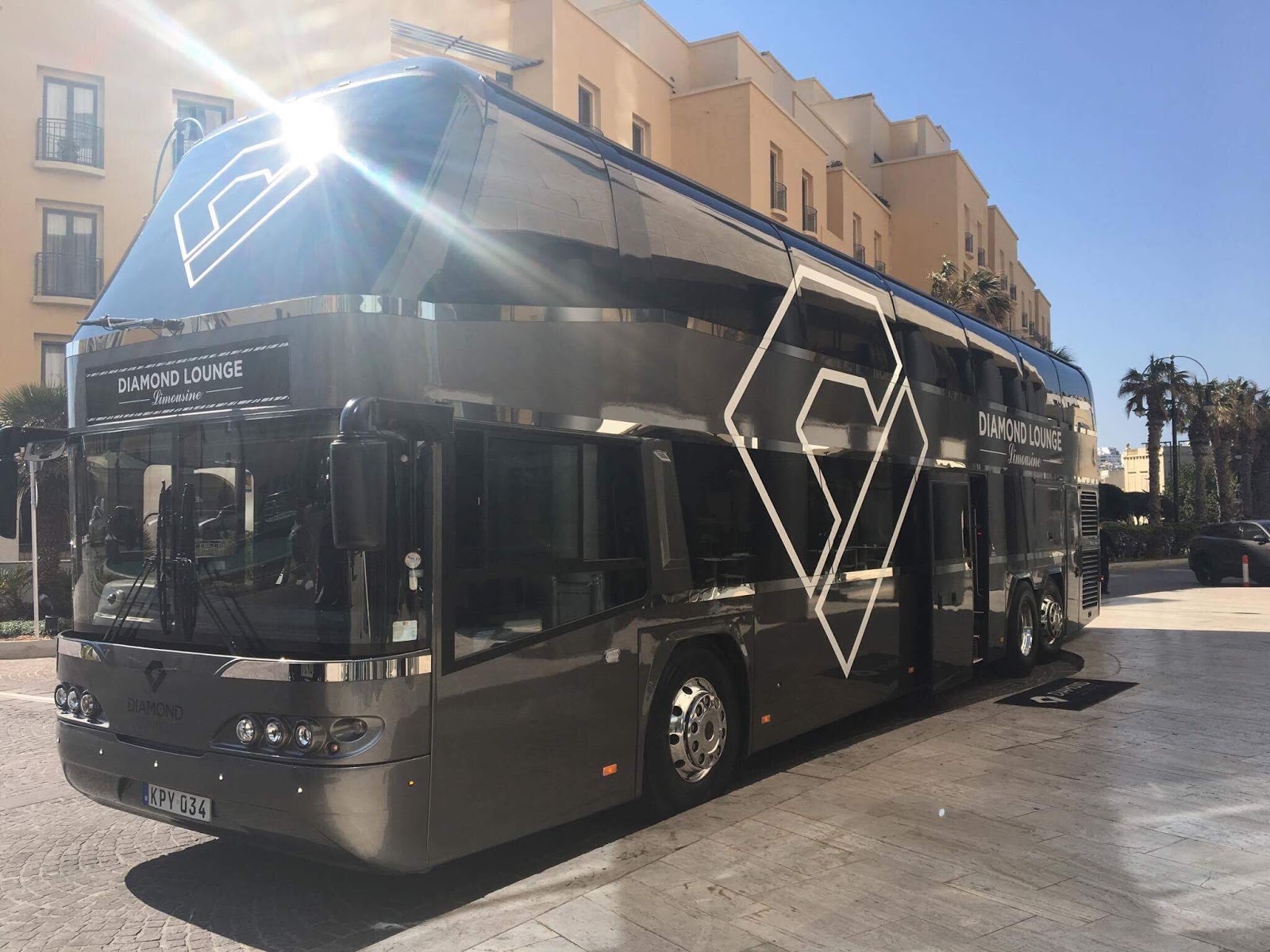 Conoce el Neoplan Skyliner transformado en Limousine