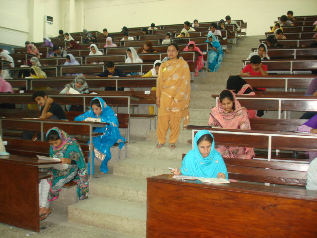 Pakistani Girls: Karachi University Girls