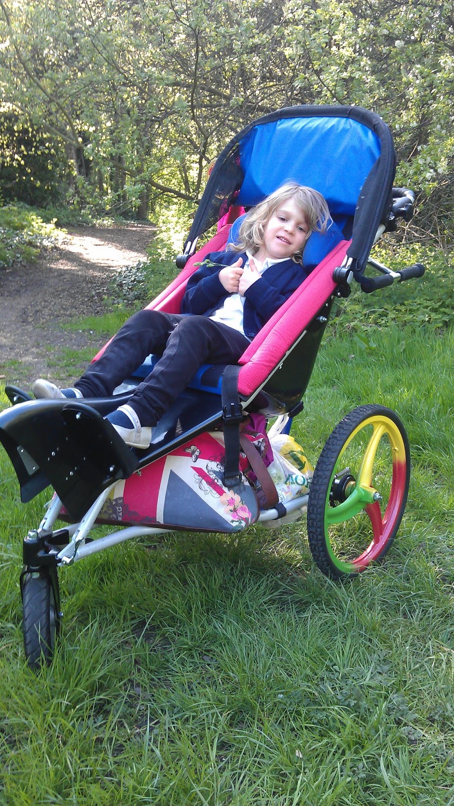 Jev's RRFit: Victoria has got her special needs buggy!!