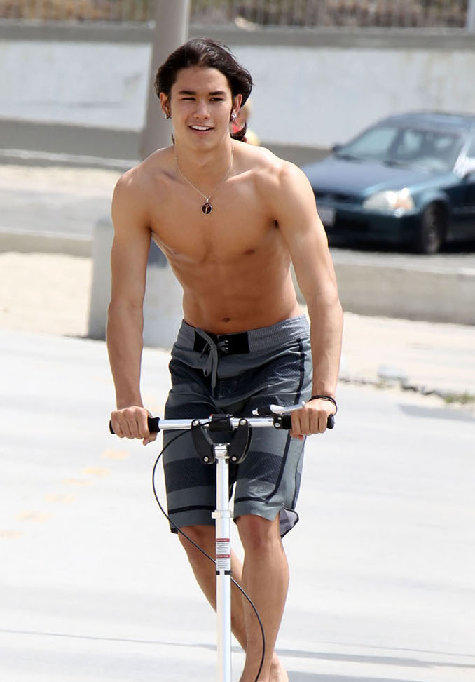 Twilight Pack: Boo Boo Stewart on the beach HQ