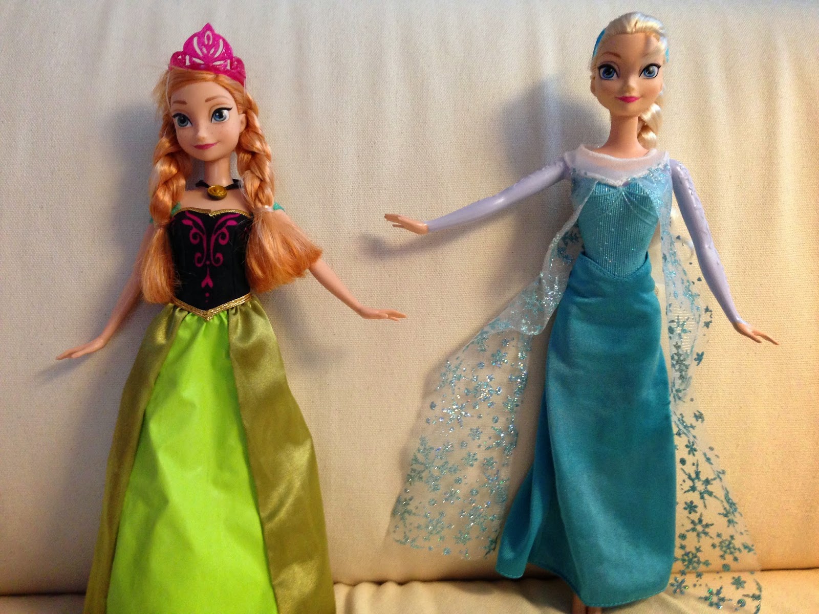 Cute and Cool Today: Mattel Anna and Elsa doll review!