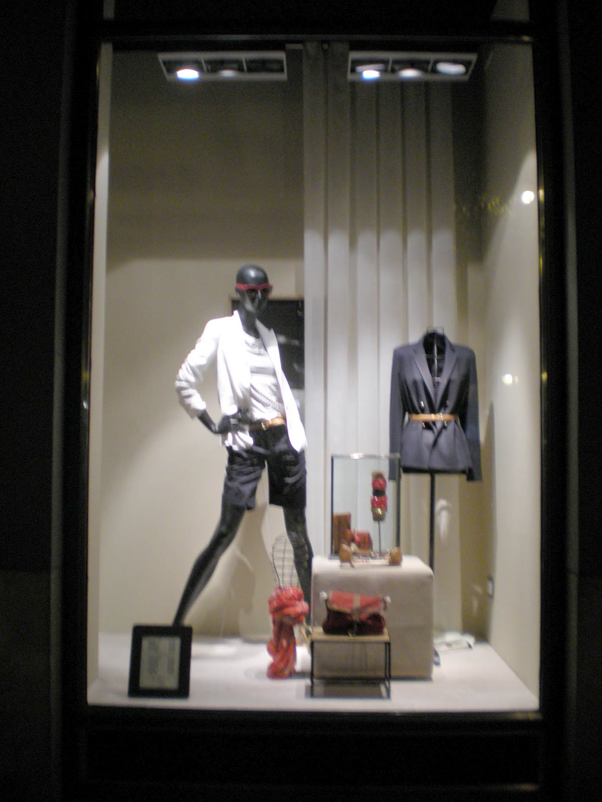 ...PEQUEÑOS TOQUES HACEN GRANDES RASGOS...: ANÁLISIS ESCAPARATE.