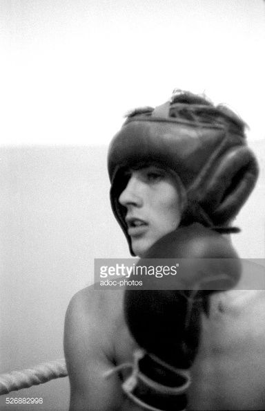 ALAIN DELON: VIDA COTIDIANA. VIE QUOTIDIENNE. TIEMPO LIBRE. LOISIRS.