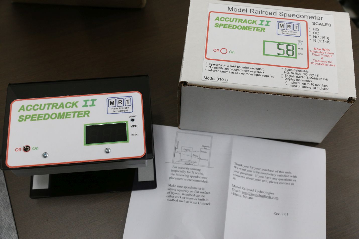 中身はこんな感じでプラスチックのトンネルのあいだに車両を通過させて赤外線で速度を測る物。