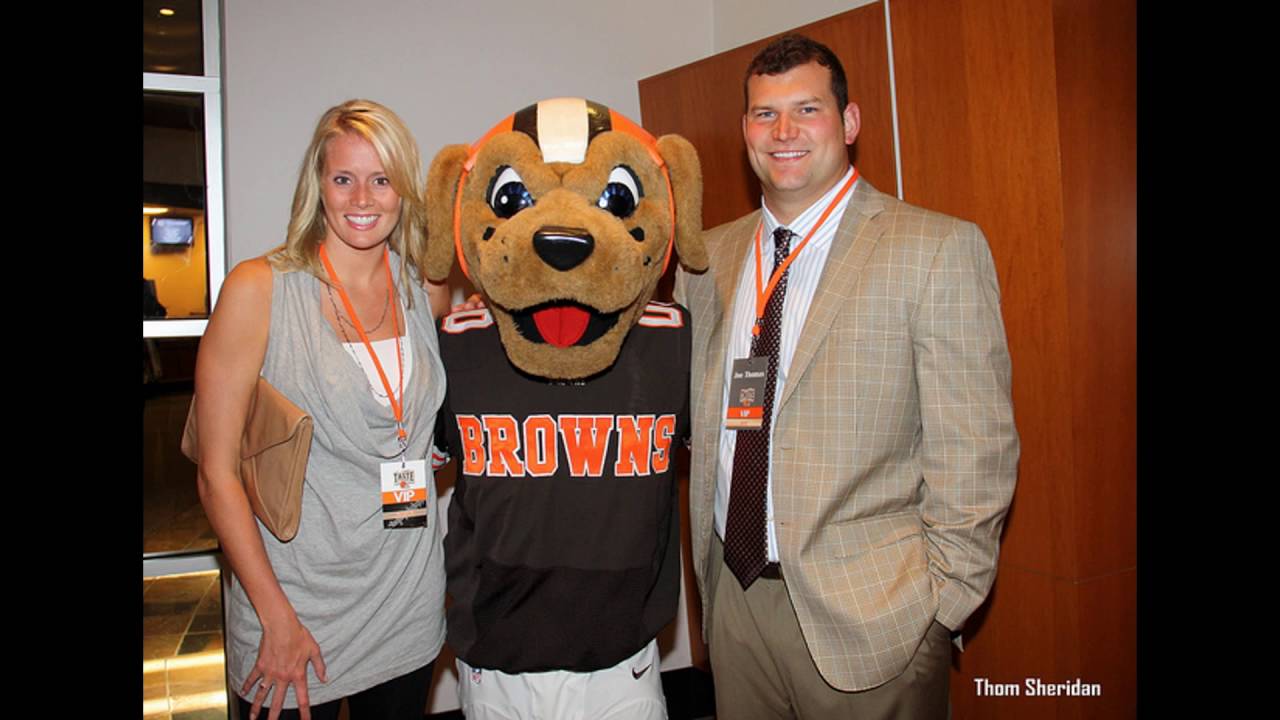 Joe Thomas' wife Annie Thomas: Family Bio