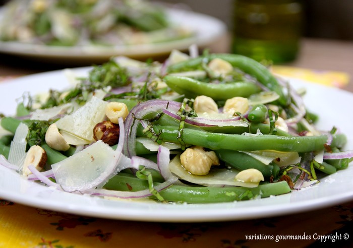 Salade d'haricots verts tièdes, oignon rouge, parmesan, noisettes et ...