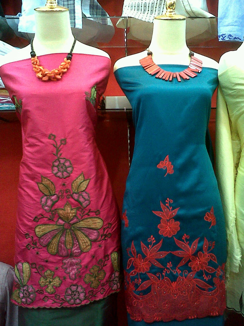 MUKENA PADANG: bahan baju bordir khas ranah minang