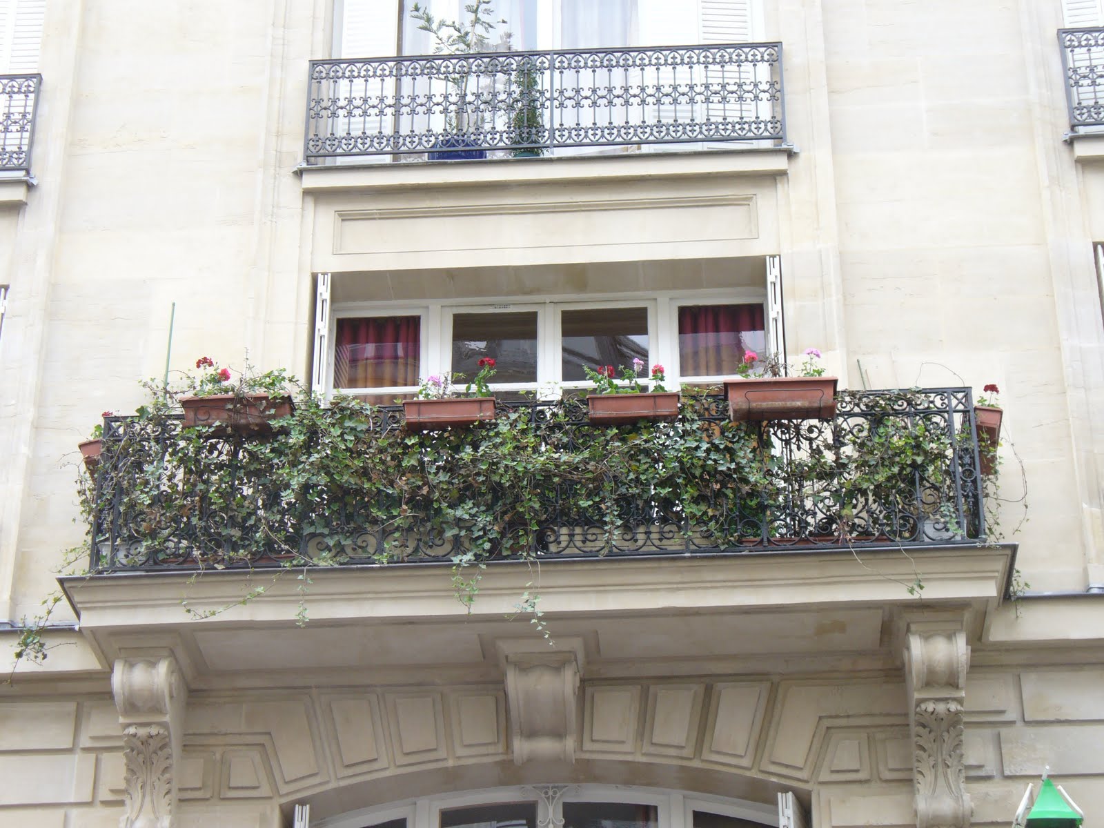Les balcons de Paris: Le Printemps sur les balcons de Paris.