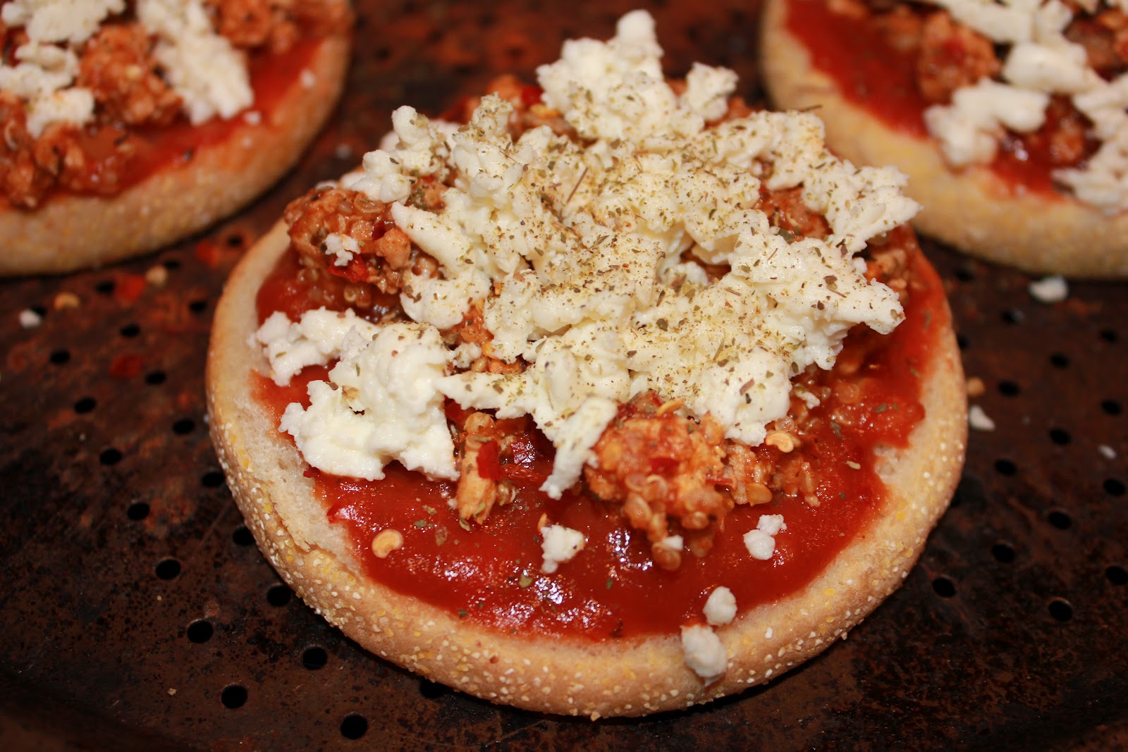Never trust a skinny cook....: Mini turkey and quinoa pizzas