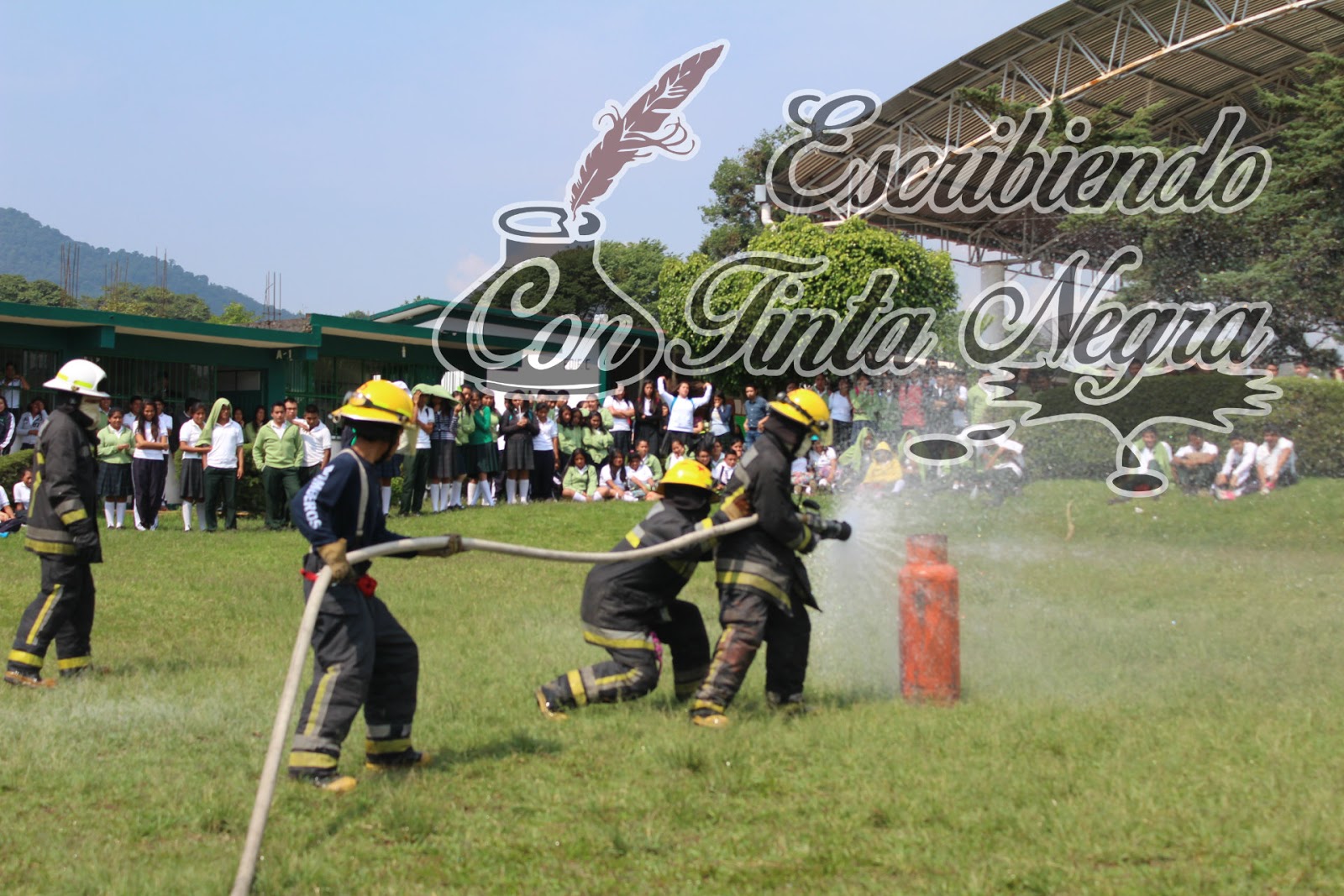 Escribiendo con "Tinta Negra": REALIZA BOMBEROS SIMULACRO EN CBTA 99