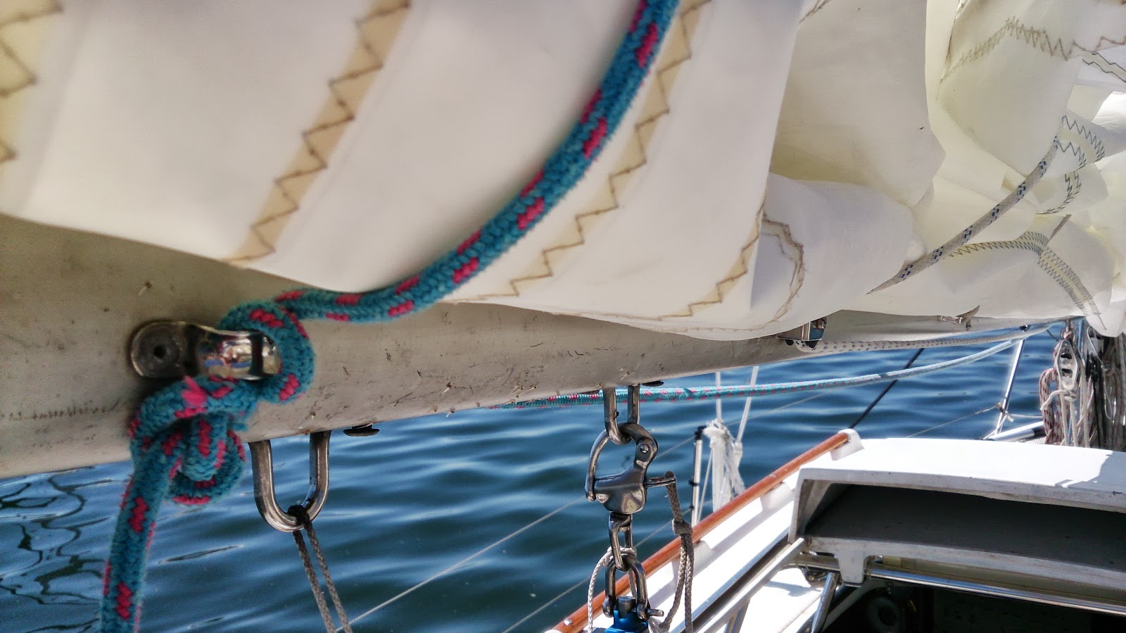 Tyrone : une petite famille sur un petit voilier: Prise de ris ...