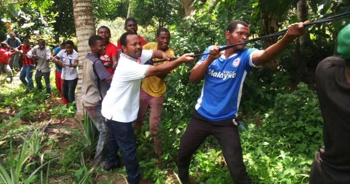 MBUNGE WA JIMBO LA DONGE ASHIRIKI ZOEZI LA USAMBAZAJI WA NGUZO ZA UMEME ...