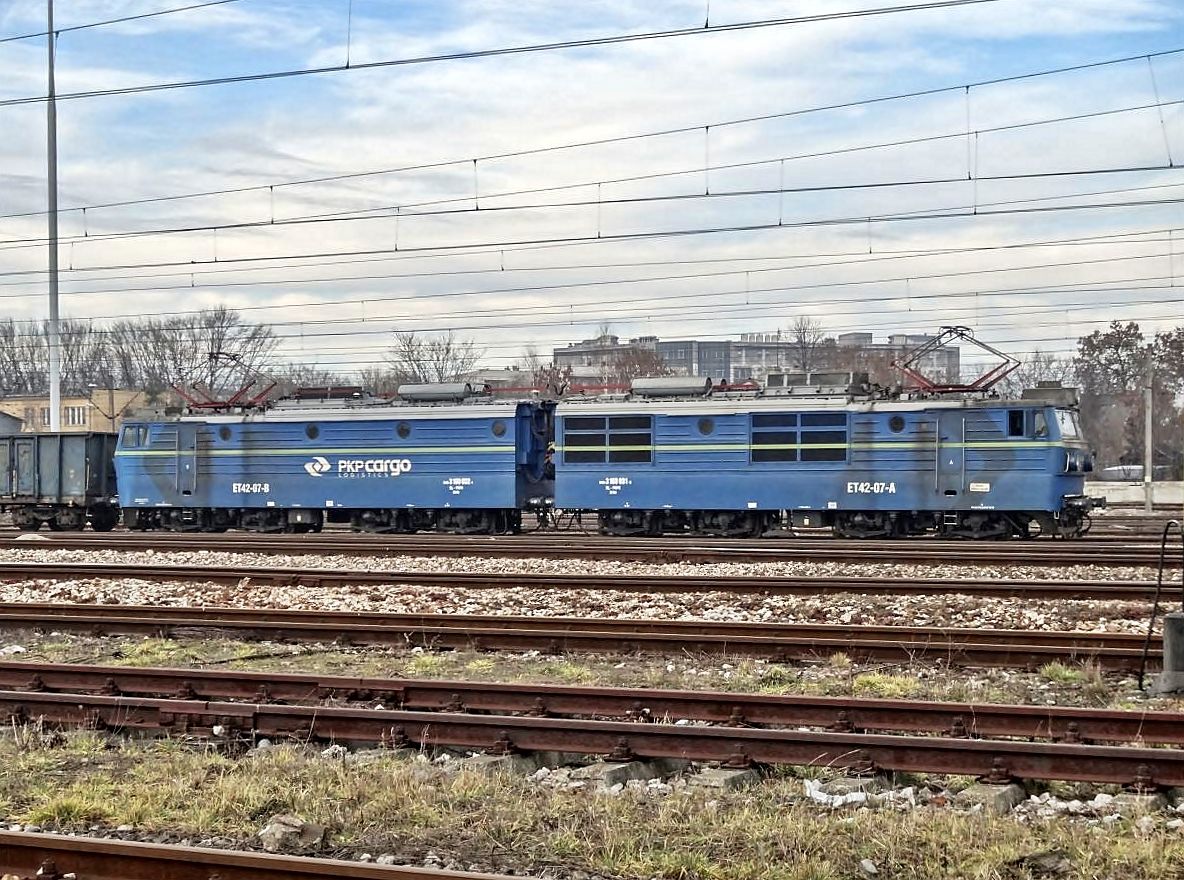 ET42-007 czyli ET42-07 na pustej stacji Kielce Herbskie | Kolejowe Kielce