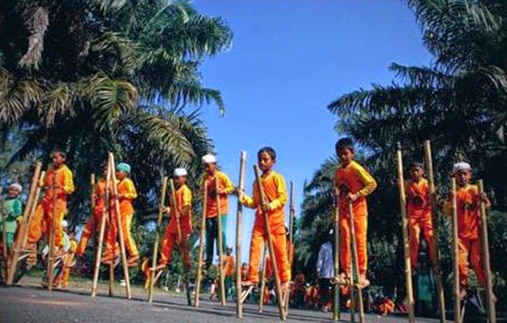 Permainan Tradisional Egrang - Permainan Tradisional Indonesia