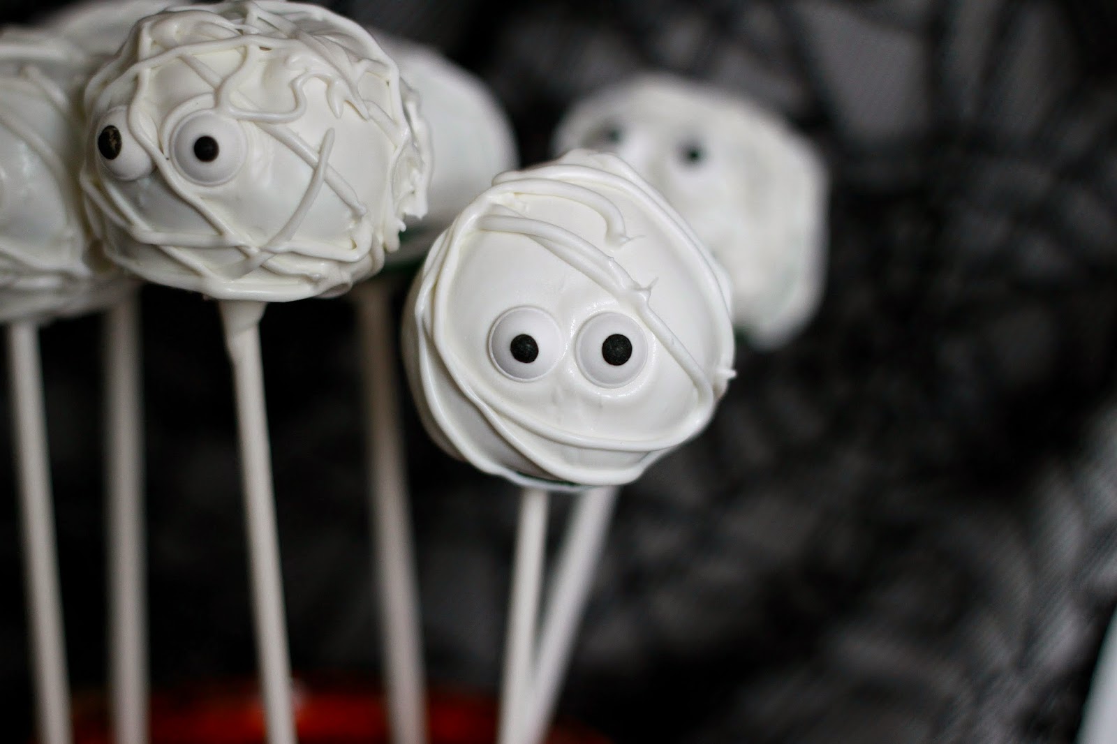 Feeding My Addiction: Spooky Halloween Cake Pops