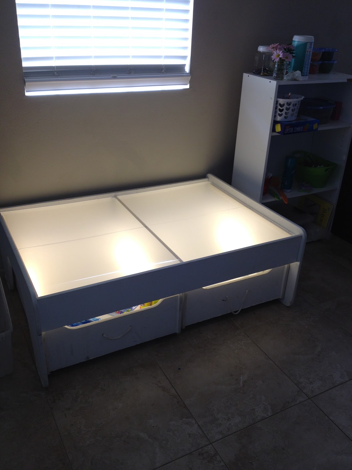 Life with my little loves: DIY Light Table