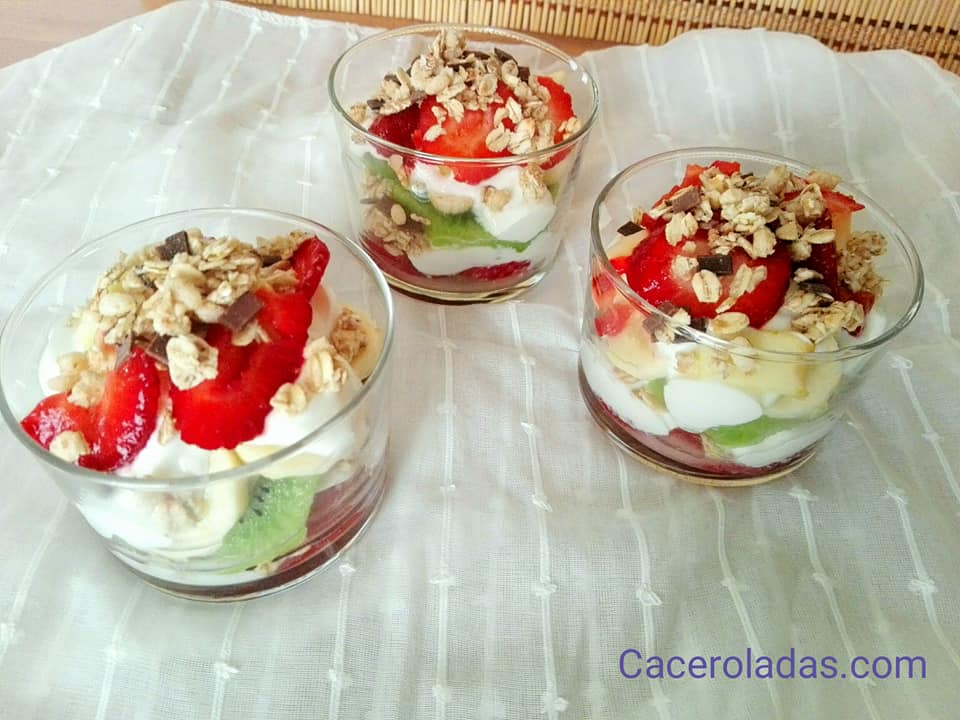 Vasitos de yogur con frutas | CACEROLADAS: Vasitos de yogur con frutas