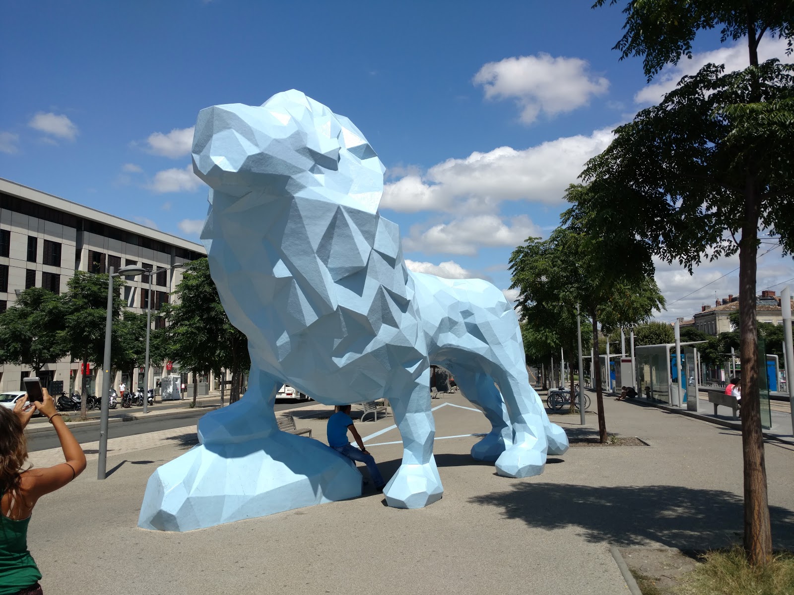 EntreVoir: "le Lion" bleu - Xavier Veilhan