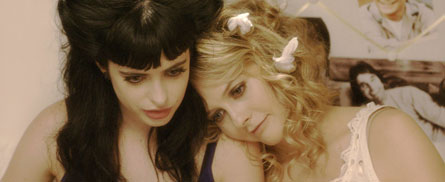 SNEAK PEEK : Heckerling Sinks Her Teeth Into "Vamps"