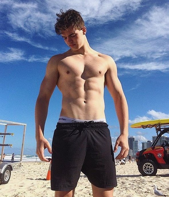 WE LOVE HOT GUYS: In the sun