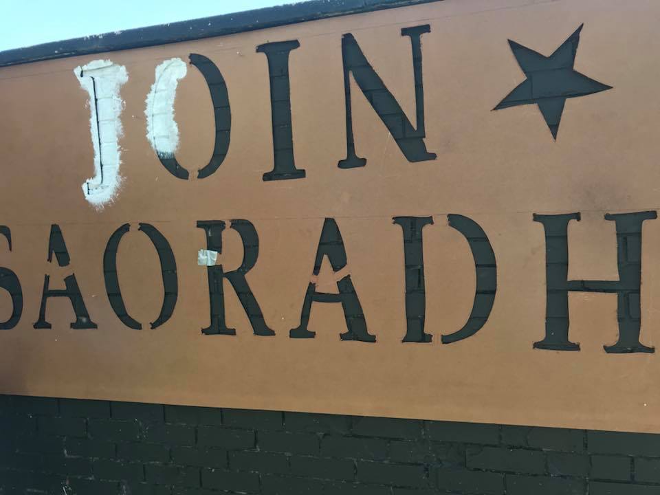 El norte de Irlanda: Campaña de propaganda de Saoradh en Belfast