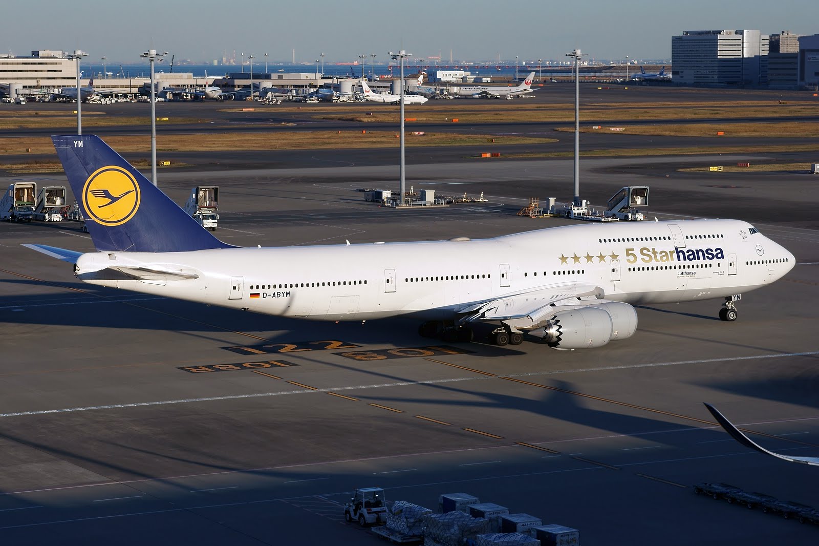 Flyingphotos Magazine News: LUFTHANSA "FIVE STAR" , B747-800, D-ABYM