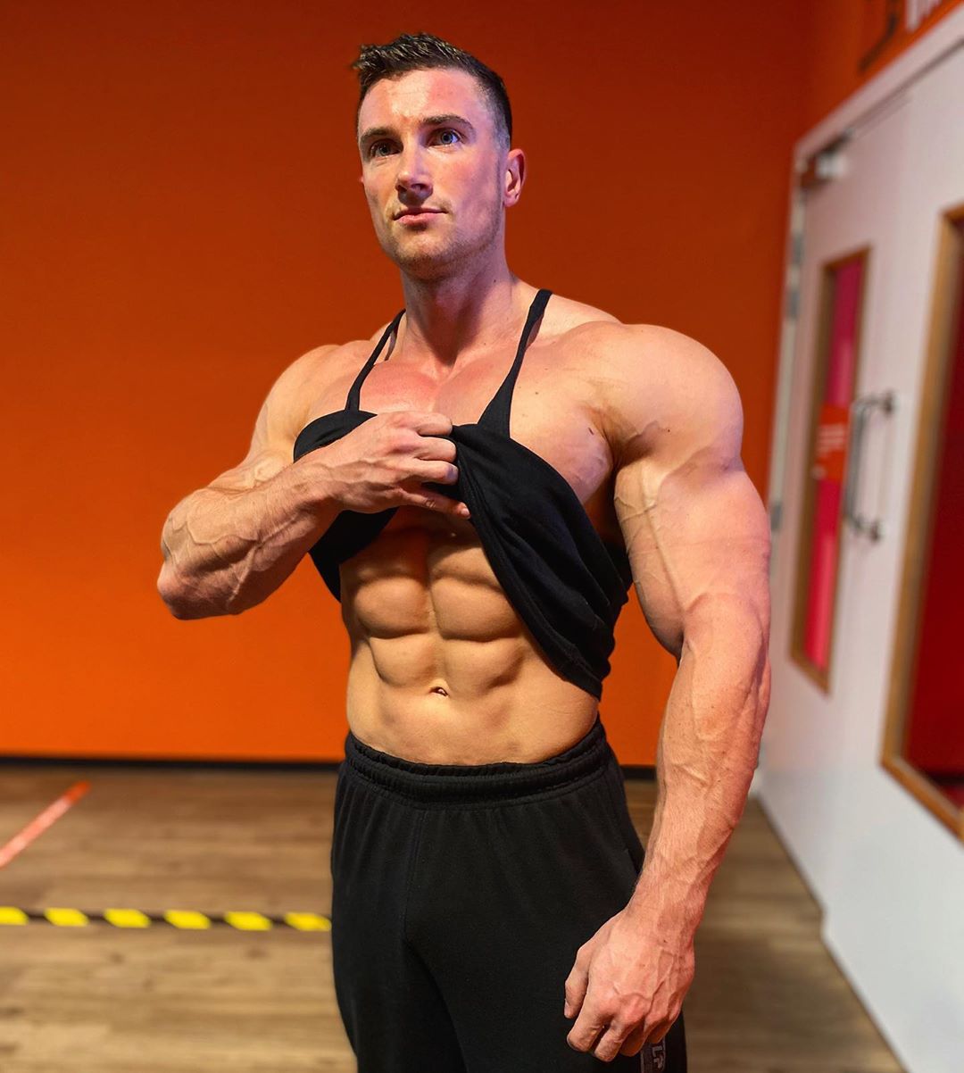 the beauty of male muscle: August 2020