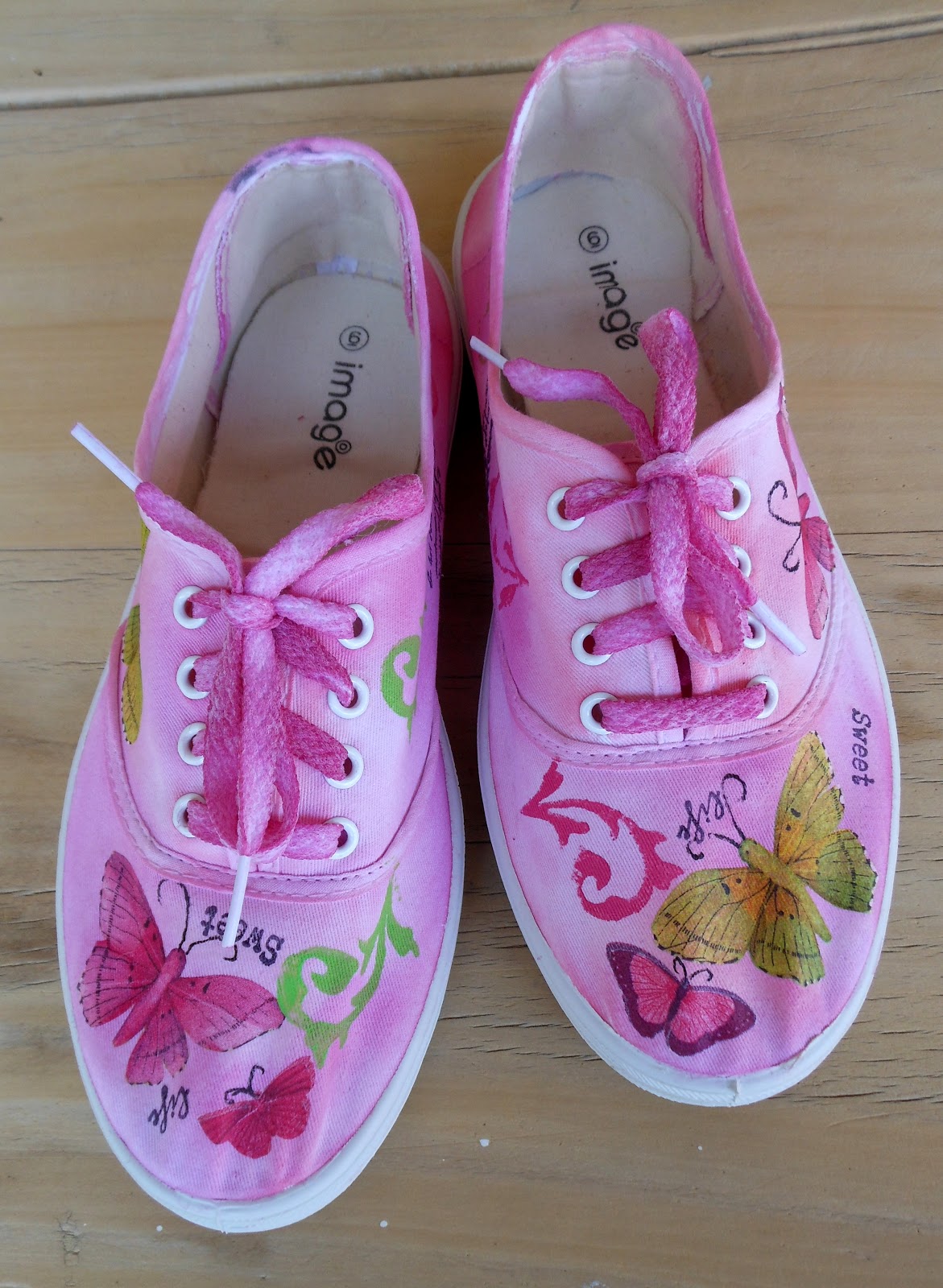 Between Cupcakes and Tea: Butterfly Tekkies