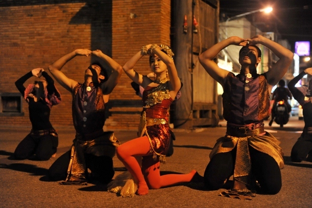 crazy little thing called blog: Thai Street Performance in Chiang Mai