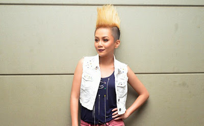 Gambar Stacy AF Berbogel Seperti Miley Cyrus Dalam Klip Video Terbaru