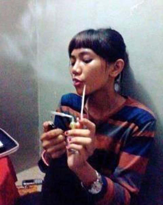 AKSI GADIS HISAP SYABU, PEGANG KONDOM TERSEBAR! - News Speed