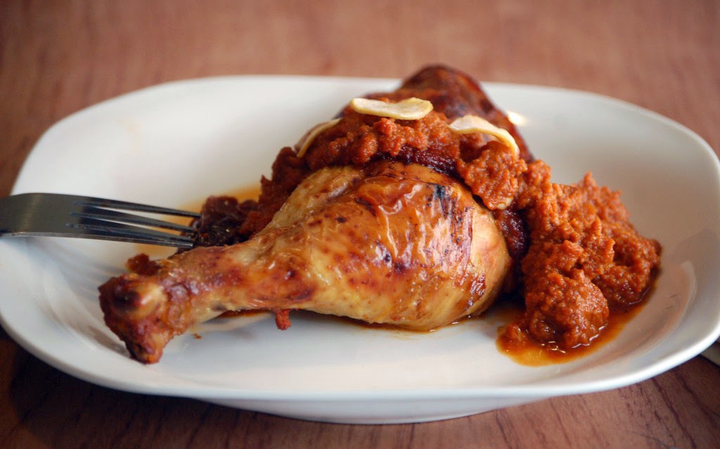 Pollo con salsa de tomate deshidratado y almendra