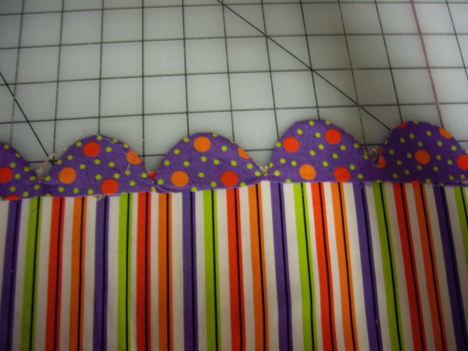 Material Girls Quilts: Scalloped ruler tutorial