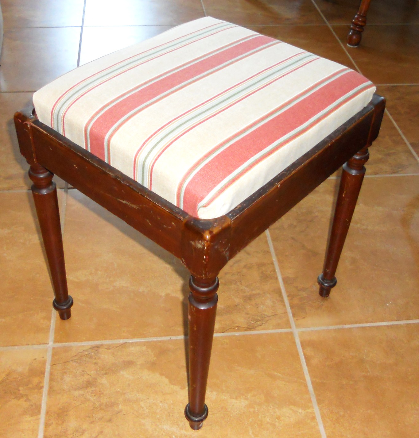 SewItMakeItBakeIt: Recovered sewing stool