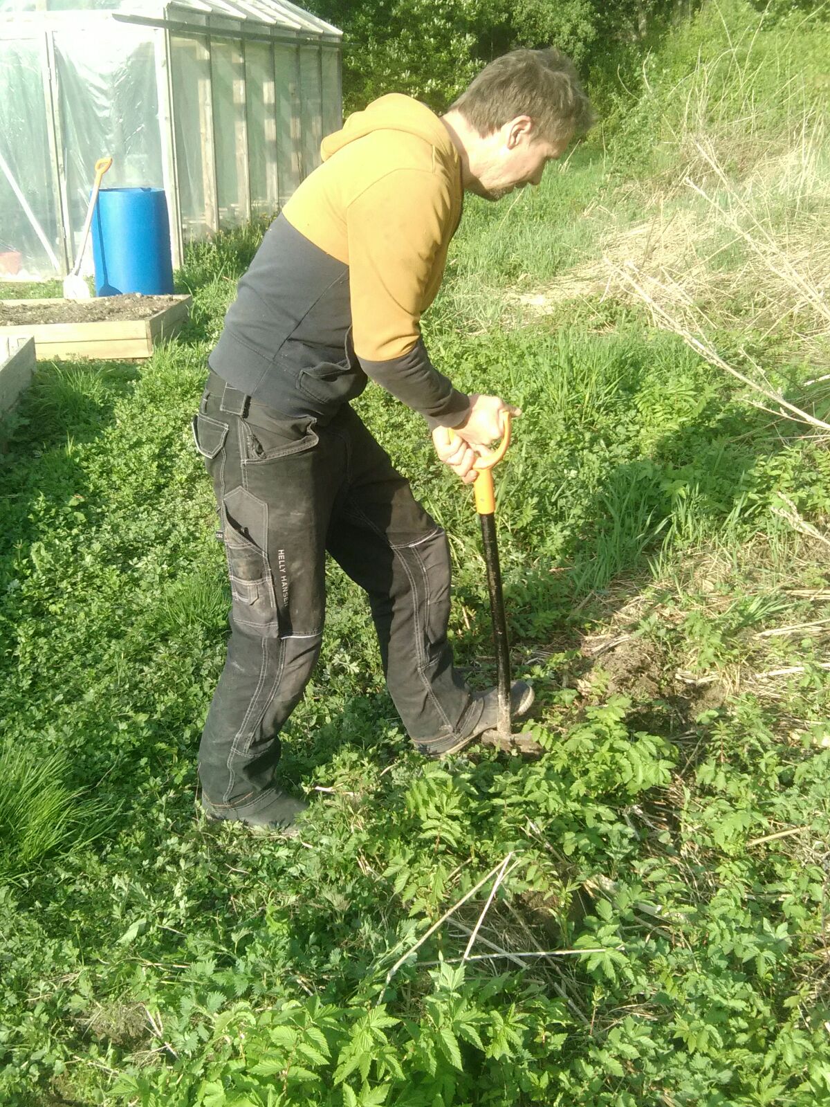 Lev mer på mindre: Handgräva en brunn