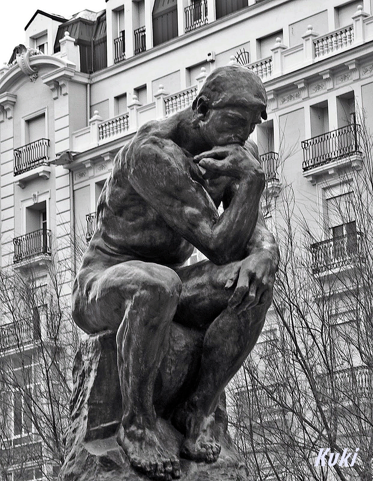 Granada en blanco y negro: El Pensador de Rodin en Granada (2008)