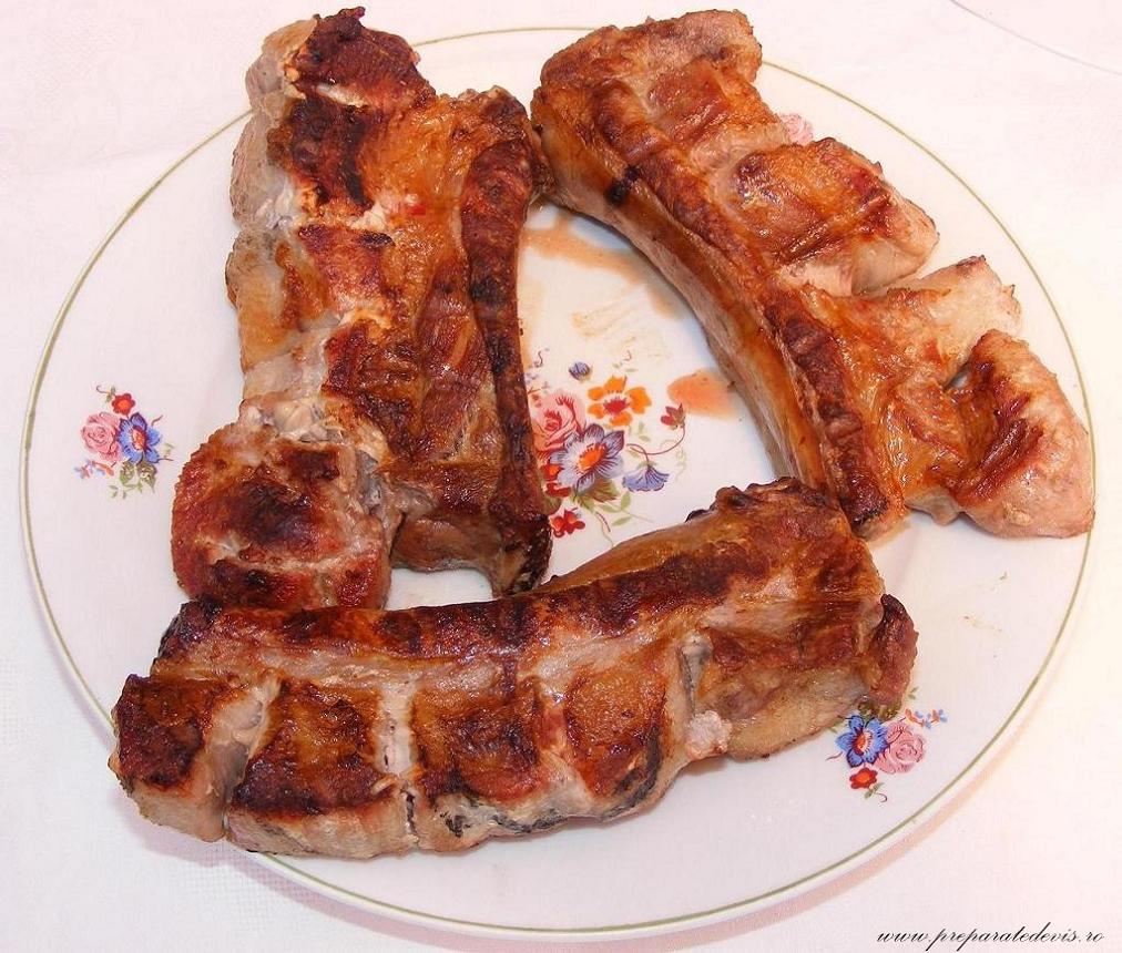 Coaste de porc la gratar | Preparatedevis.ro