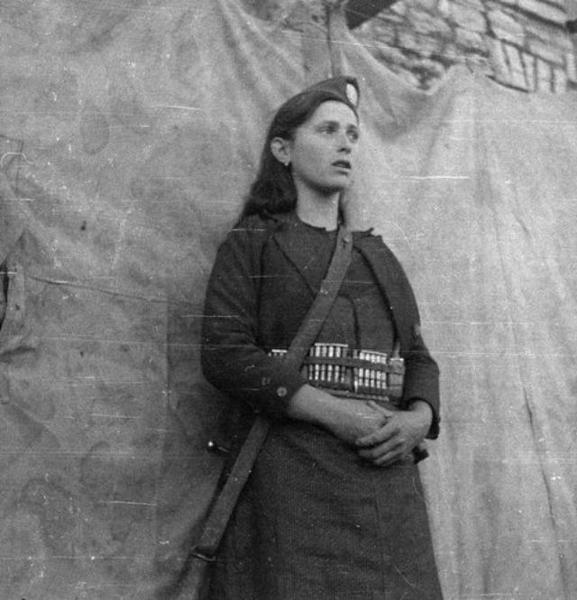 30 Vintage Photos of Beautiful Female Partisans and Resistance Fighters ...