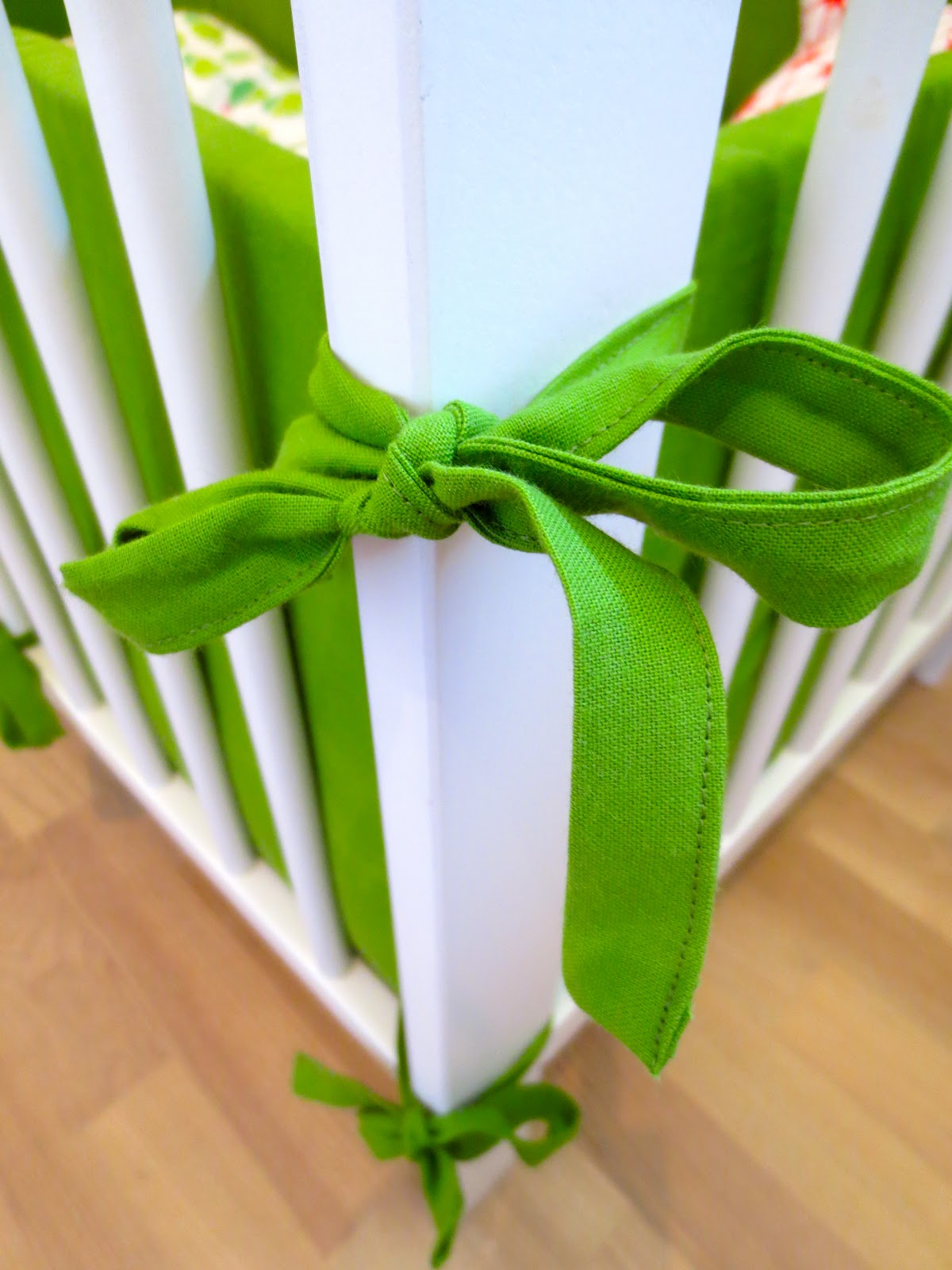 Create oh la la: A home made cot bumper | Ett hemmasytt spjälskydd