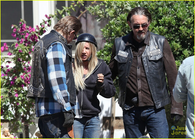 Famous Cream: Ashley Tisdale: paseo en moto de "Sons of Anarchy