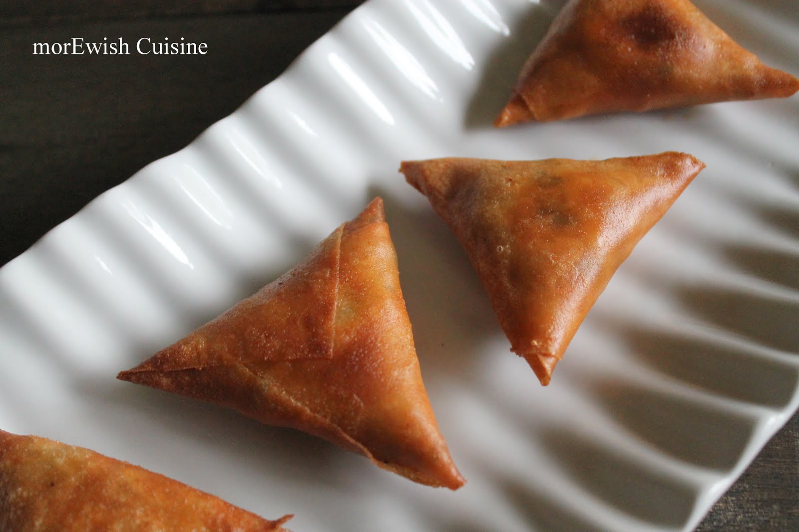 morEwish Cuisine by Mahwish: Chicken Samosa چکن سموسہ | How to shape ...