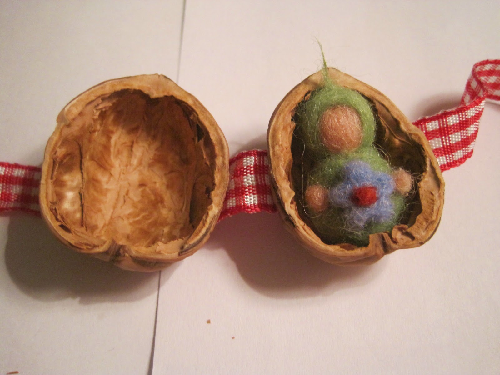 ~ lady beetle at work ~: Nussschalen-Zuhause für das Filzbaby